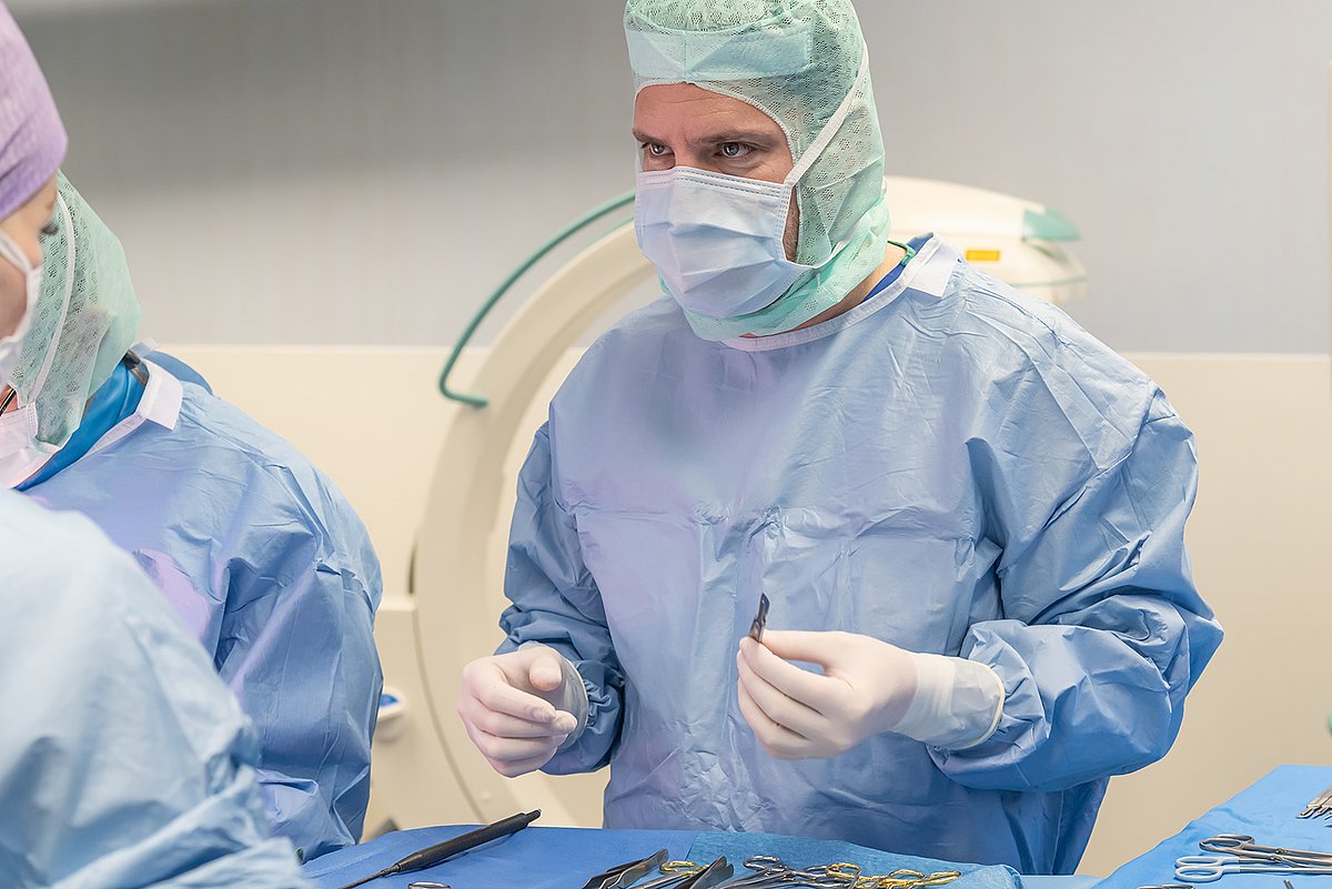RTL-Reportage hautnah aus dem OP des Uniklinikums Erlangen - HNO-Klinik ...